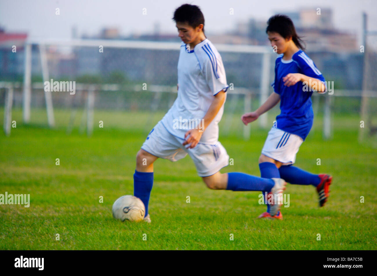 Two players chasing the ball hi-res stock photography and images - Alamy