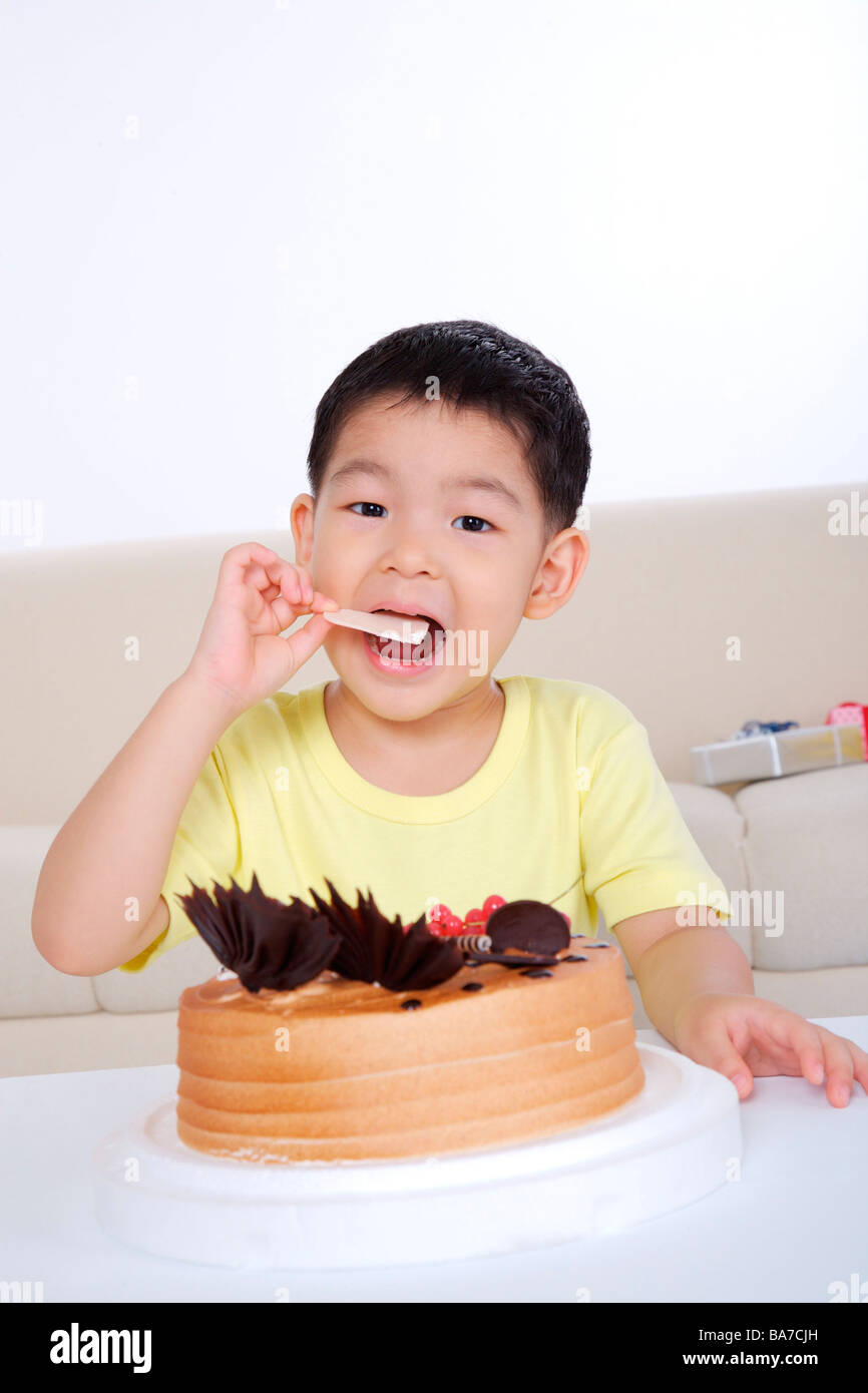 Boy eating birthday cake Stock Photo - Alamy