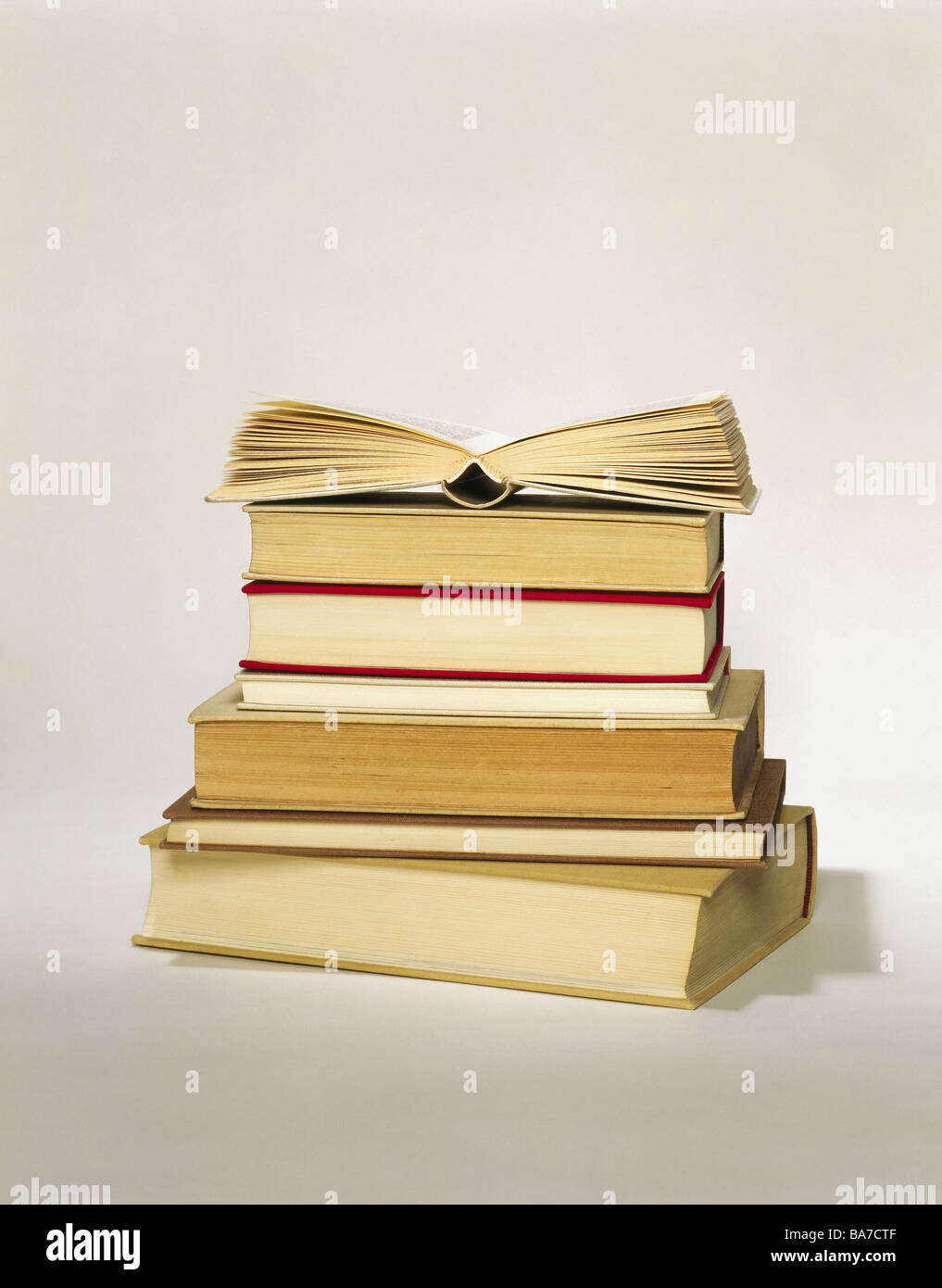 Bücherstapel studio free-plates books stacked one on top of the other ...