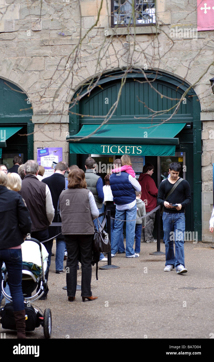 Queueing queue queuing hi-res stock photography and images - Alamy