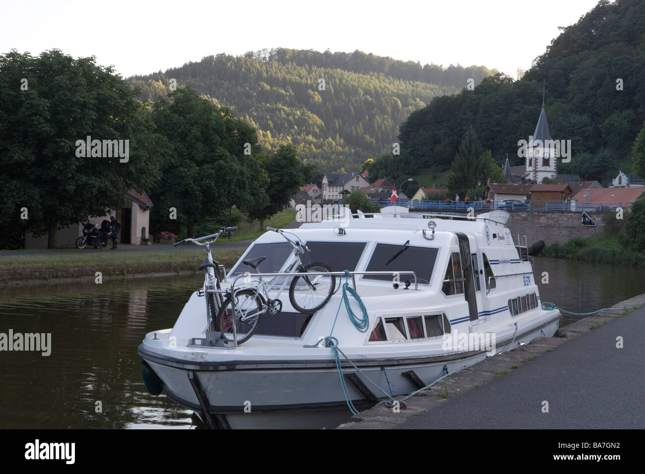 Houseboat Moored on Canal Bank, Crown Blue Line Crusader Houseboat ...