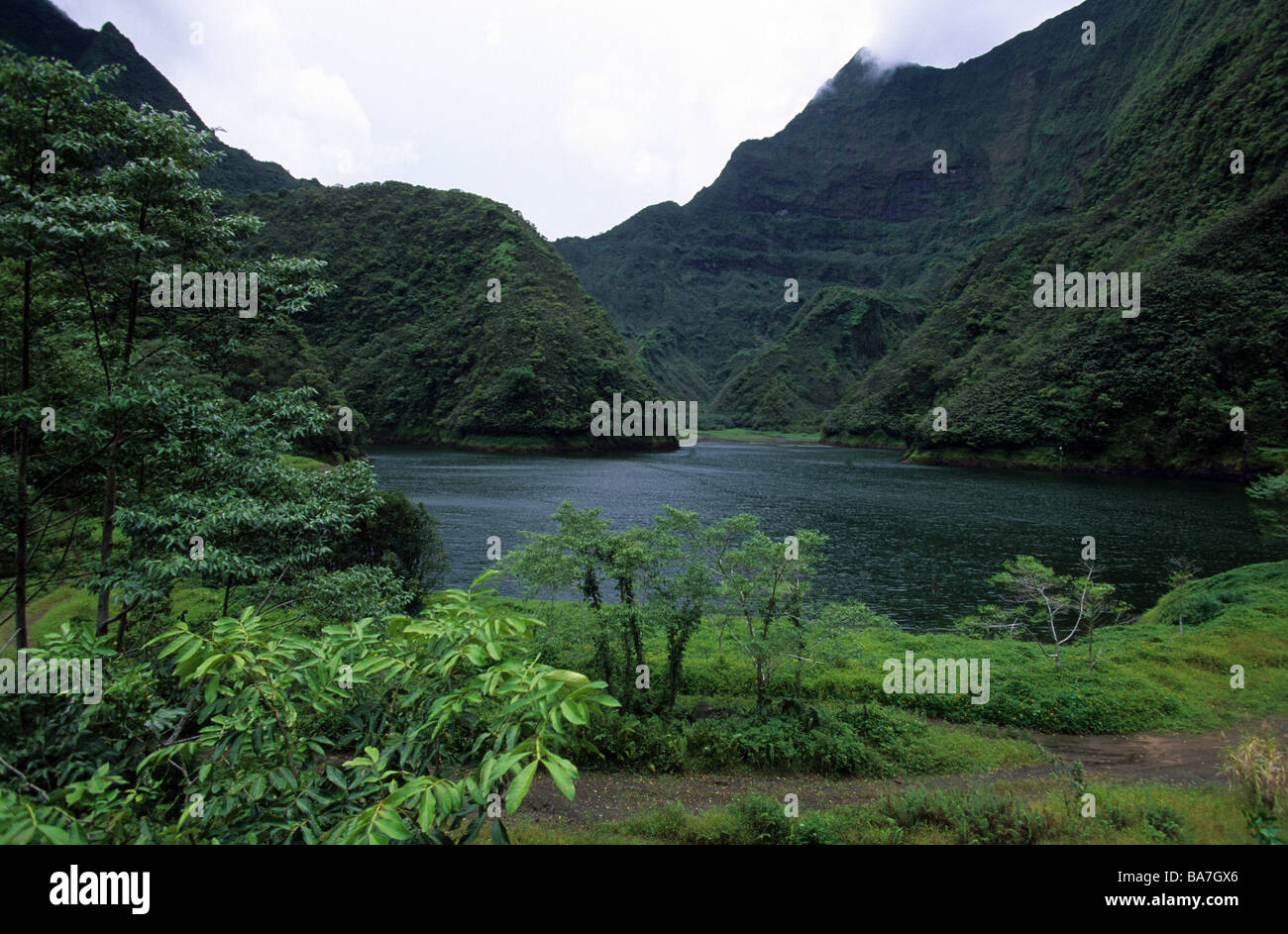 View of lake Vaihiria, Lac Vaihiria, a small freshwater lake, Tahiti ...