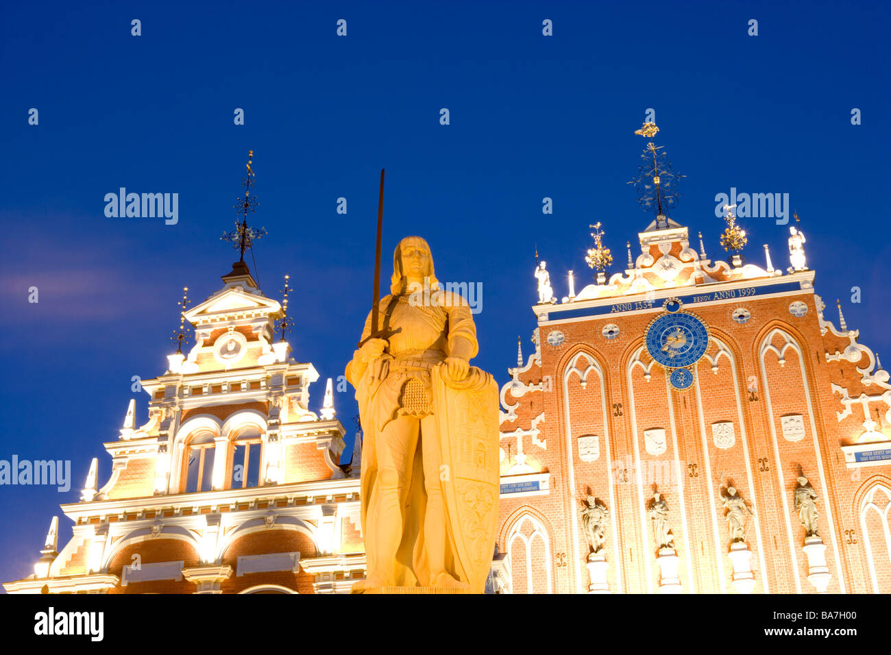 Schwarzhaeupter guild hall with the statue of Roland Stock Photo - Alamy