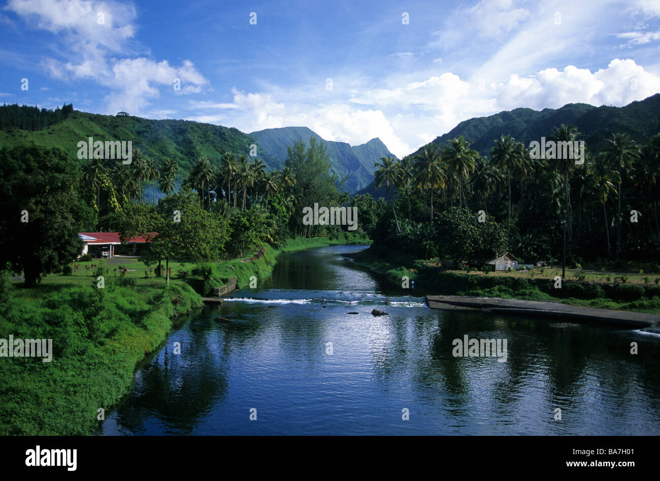 Coastal scenery along the north coast, Tahiti, French Polynesia, south ...