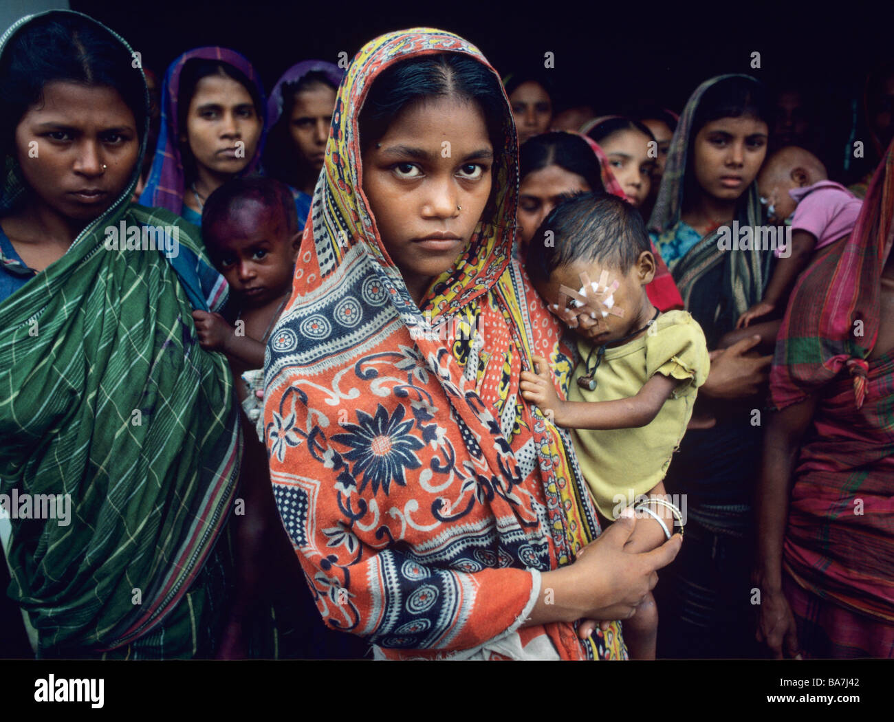 Children queue hi-res stock photography and images - Alamy