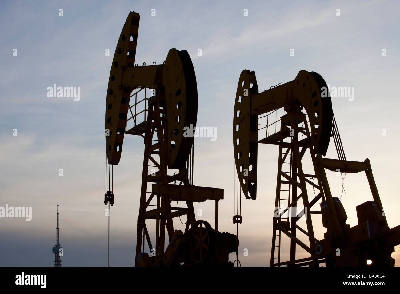 Oil donkey silhouette hi-res stock photography and images - Alamy