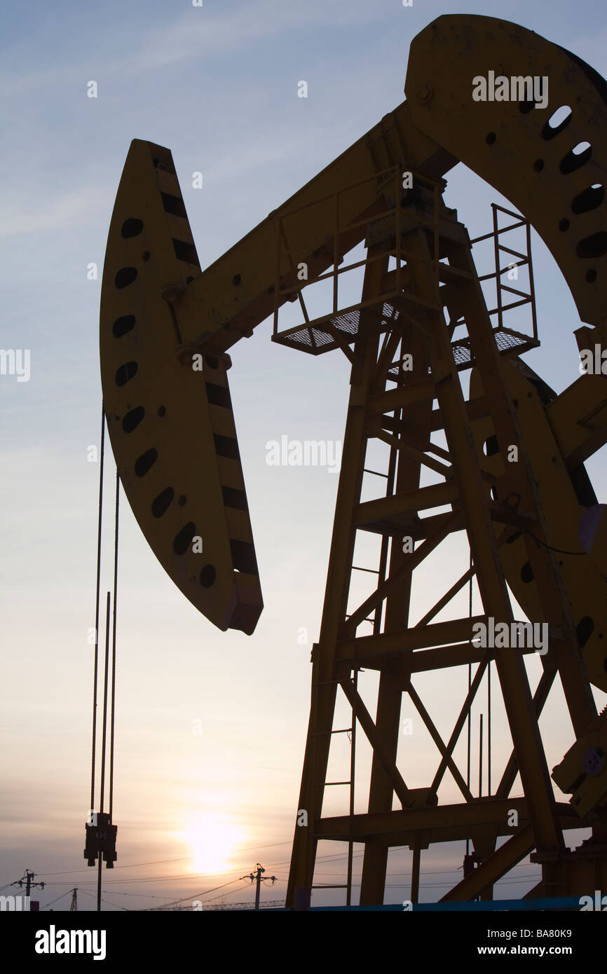 Oil donkey silhouette hi-res stock photography and images - Alamy