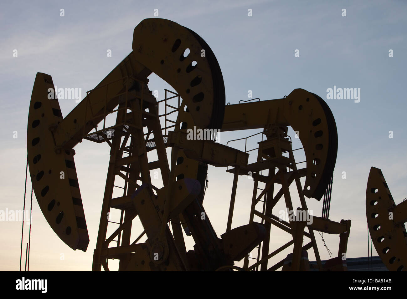 Oil donkey silhouette hi-res stock photography and images - Alamy