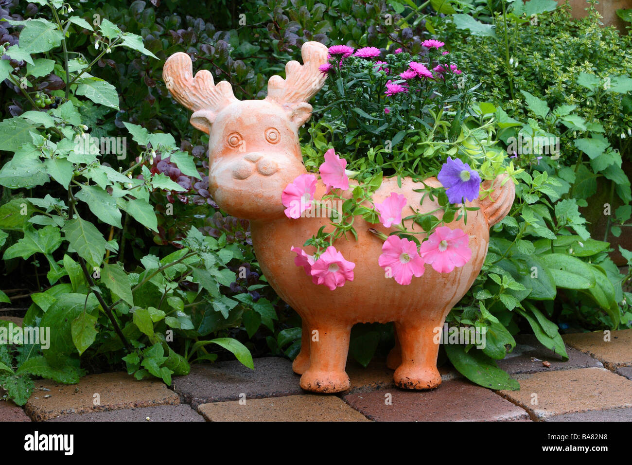 Pflanzgefäß Terrakottafigur elk plants Stock Photo - Alamy