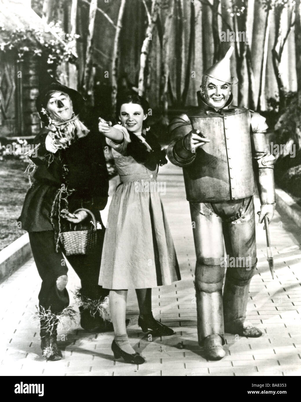 THE WIZARD OF OZ 1939 MGM film with from left Ray Bolger as the ...