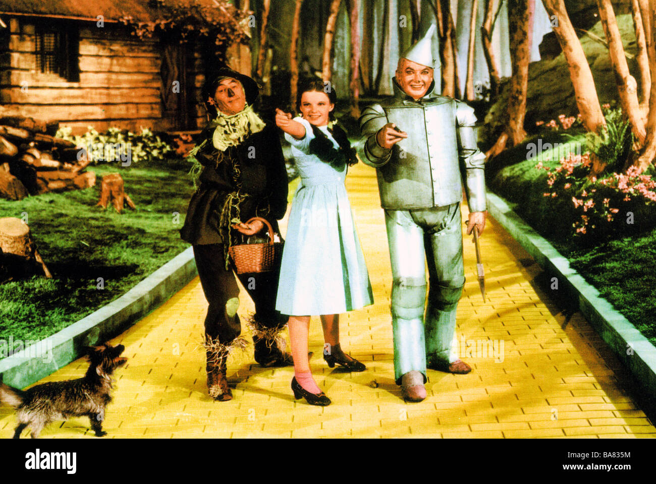 THE WIZARD OF OZ 1939 MGM film with from left Ray Bolger as the ...