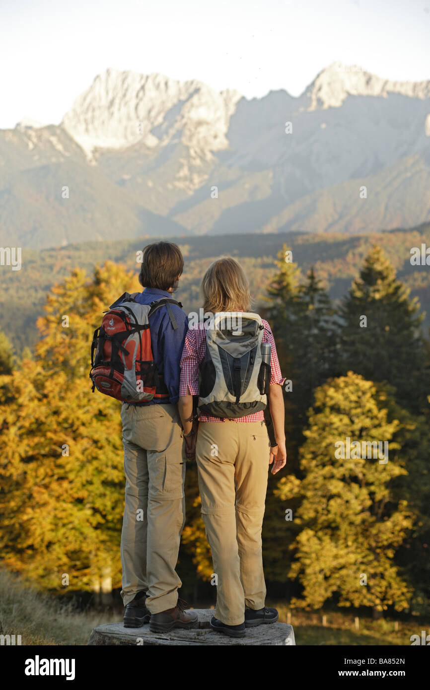 Mate hiking pause view highland-shaft back-opinion 30-40 years activity ...