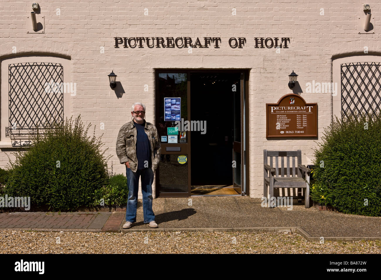 Picturecraft gallery with artist Mick Bensley Stock Photo - Alamy