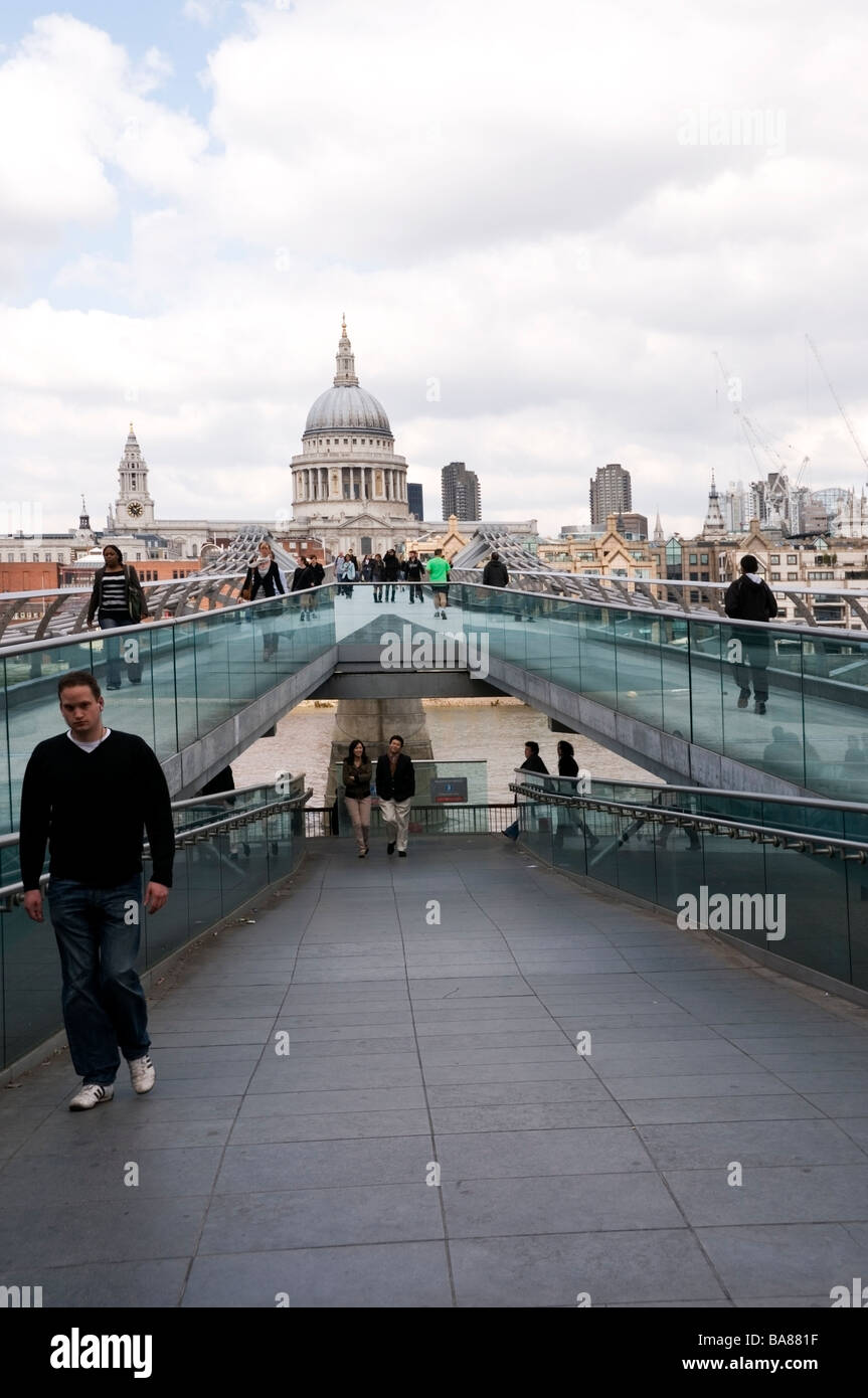 People on Millennium Bridge leading from Tate Modern to St Pauls ...