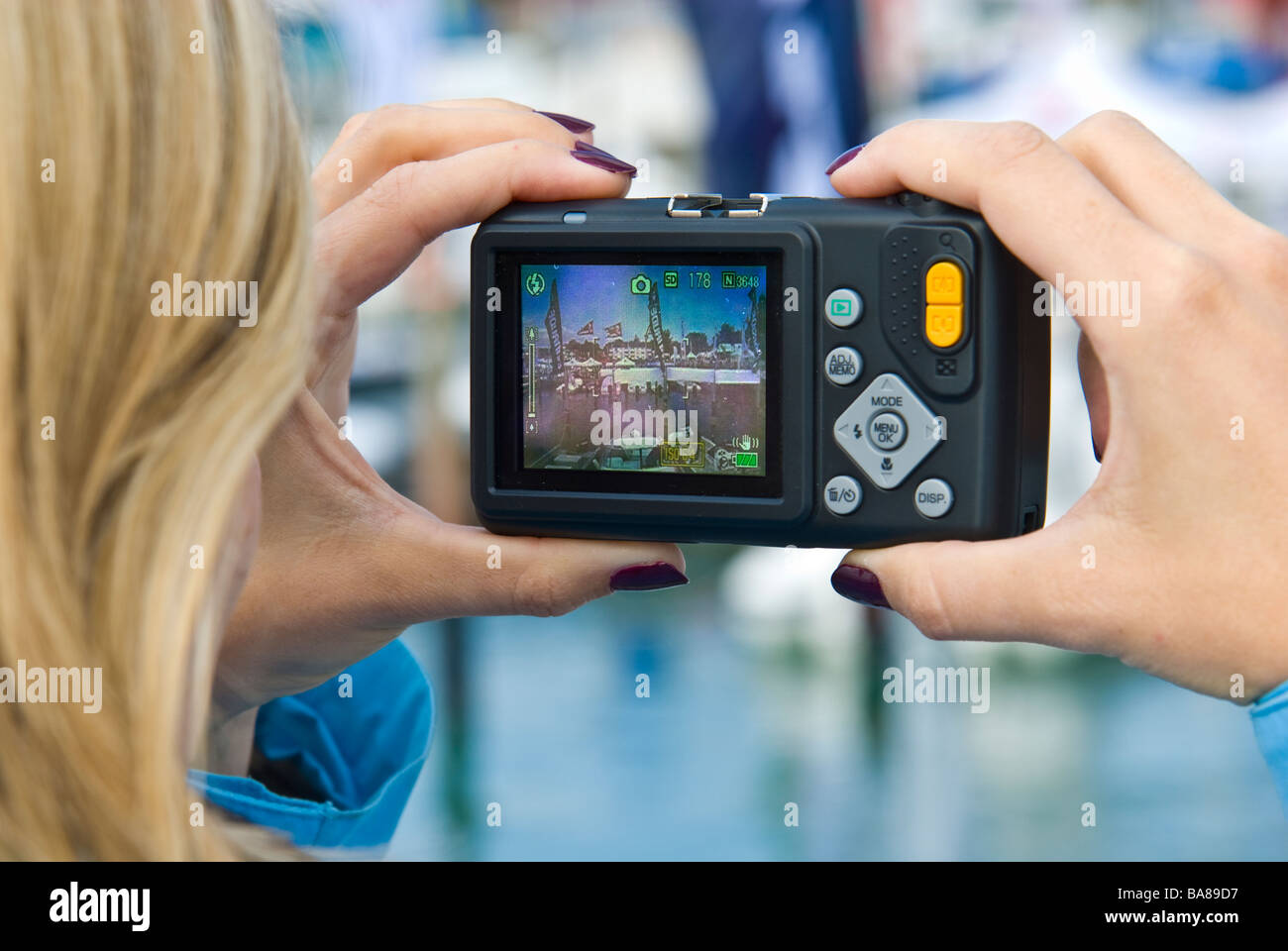 Blond girl with compact digital Camera taking picture | Blondes Mädchen ...