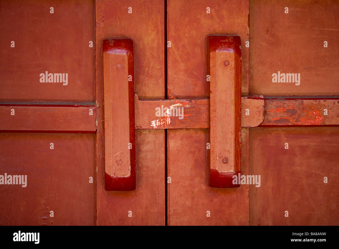 Chinese wooden gate Stock Photo - Alamy