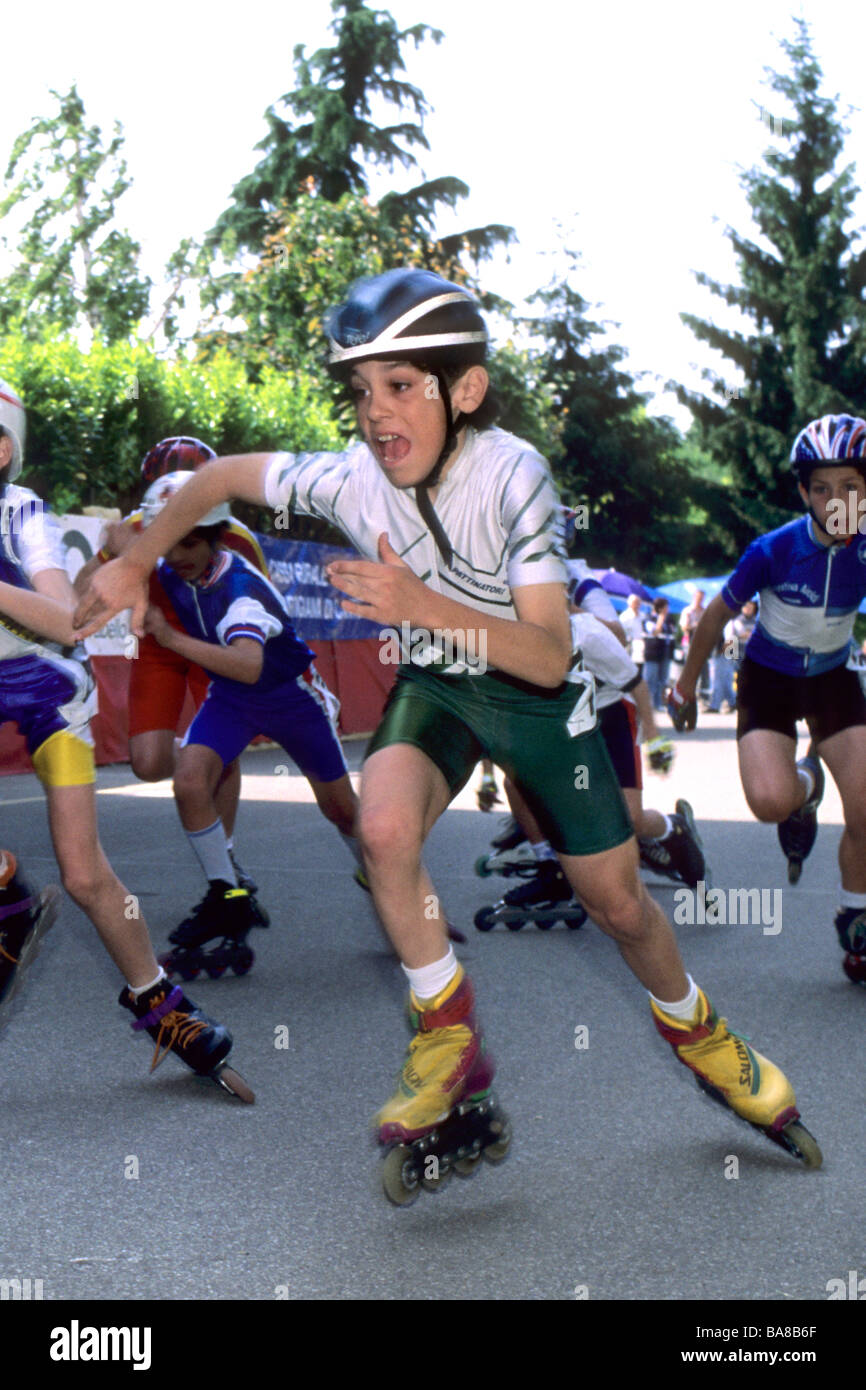 Boys roller skating hi-res stock photography and images - Alamy