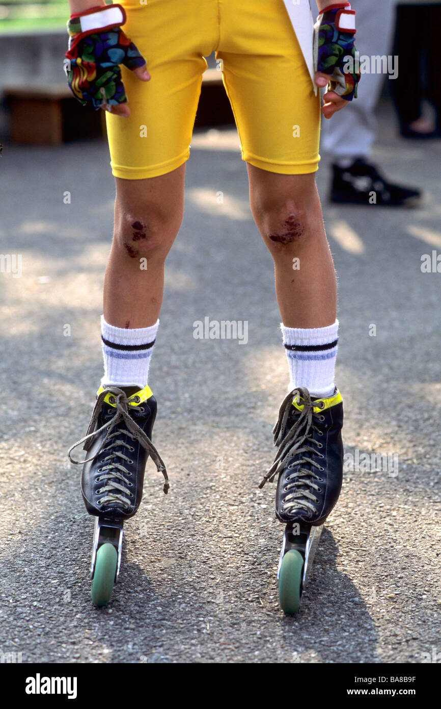 Boys roller skating hi-res stock photography and images - Alamy