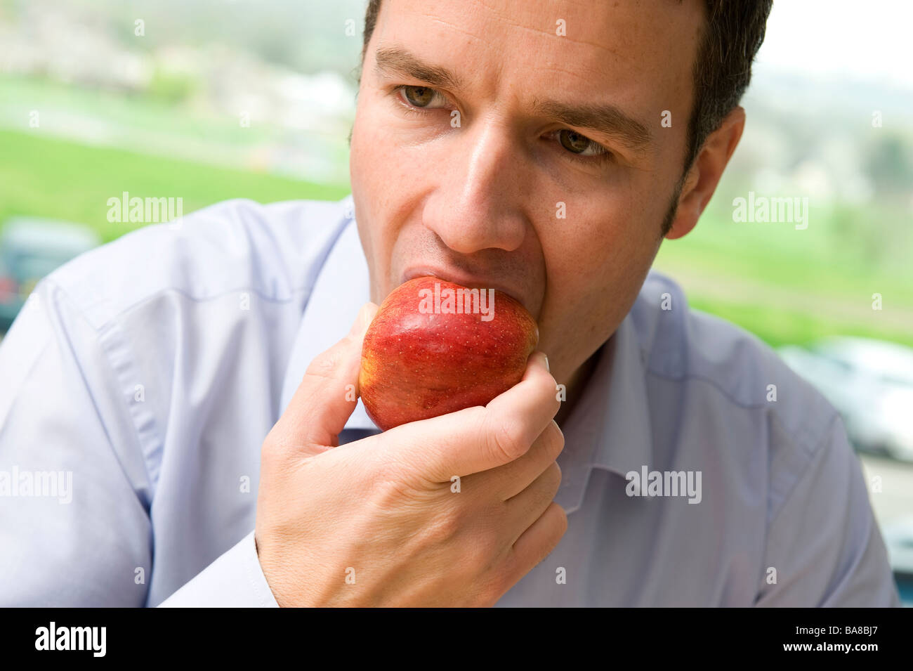 man eating apple for lunch Stock Photo - Alamy