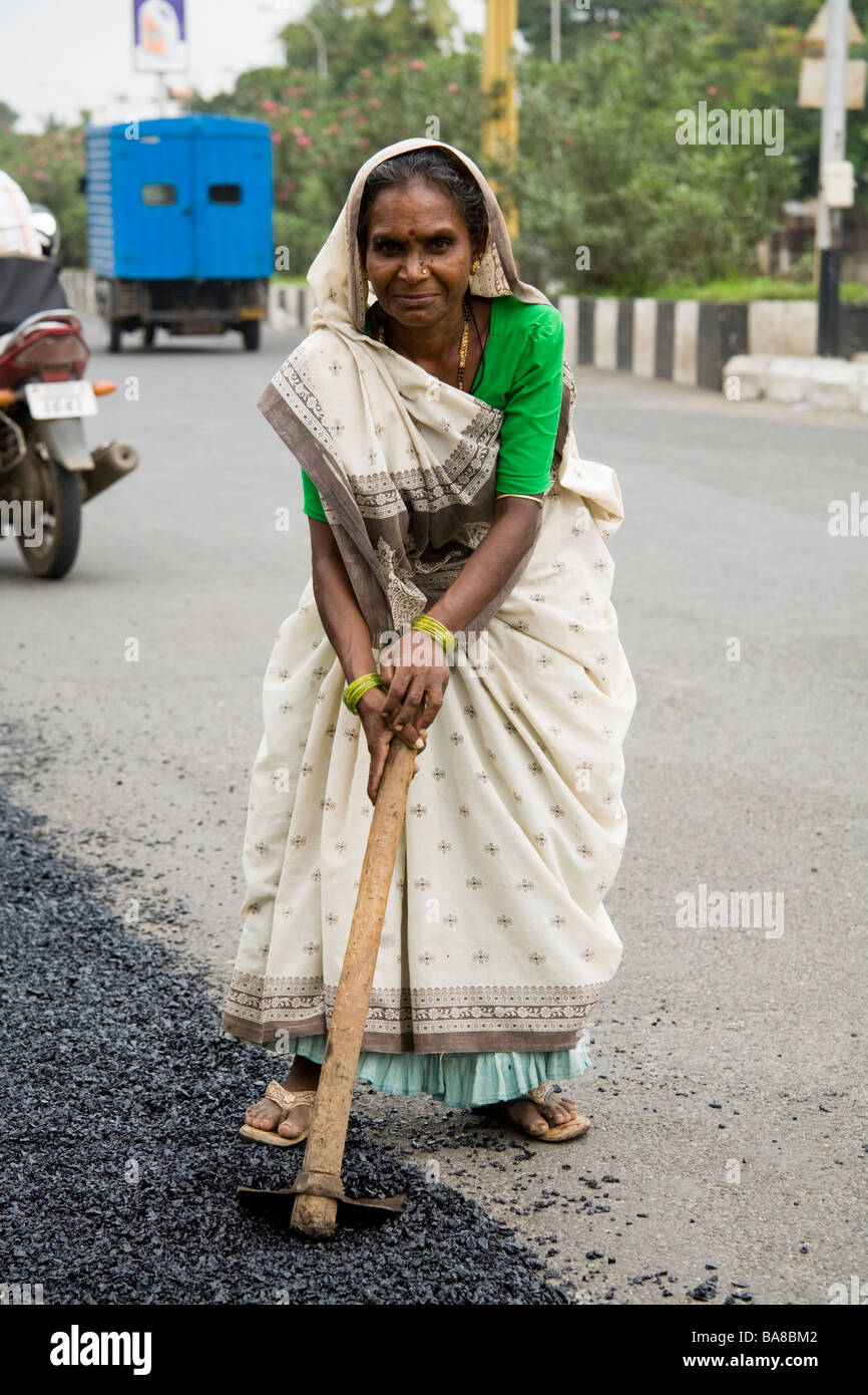 Indian women working on the roads hi-res stock photography and images ...