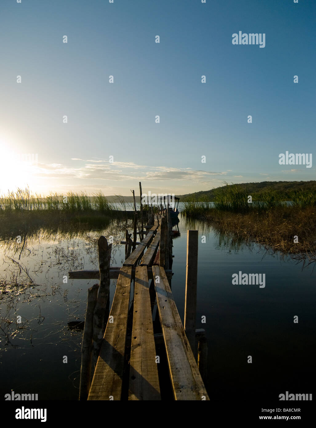 Lago de yaxha hi-res stock photography and images - Alamy