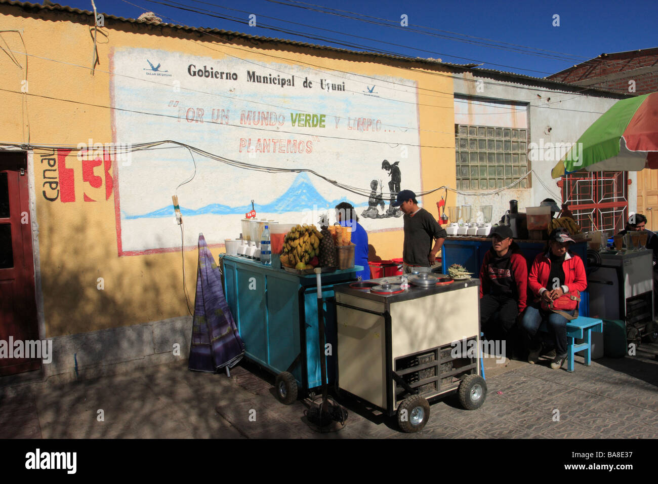 Fruit juice vendor woman shop hi-res stock photography and images - Alamy
