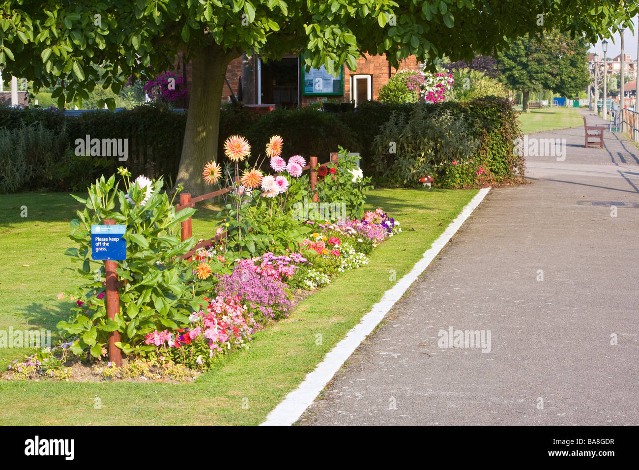 Former lock keepers cottage garden at Teddington Lock Stock Photo - Alamy Former lock keepers cottage garden at Teddington Lock Stock Photo - Alamy