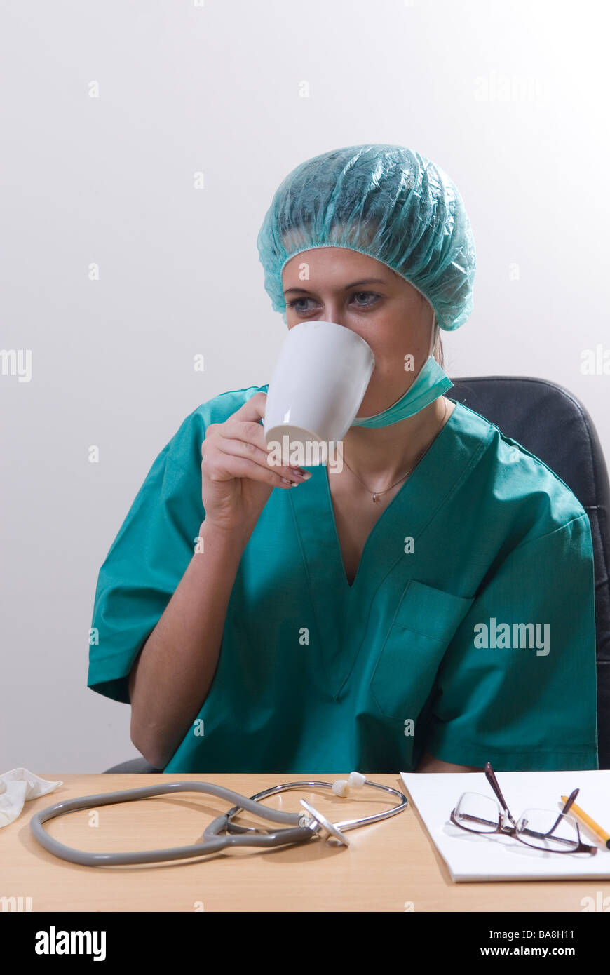 Doctors drinking coffee hi-res stock photography and images - Alamy
