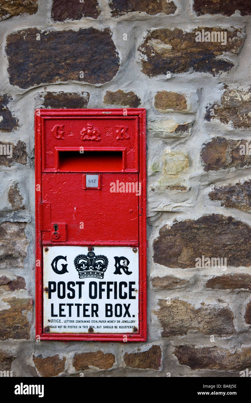 Old fashioned letterbox hi-res stock photography and images - Alamy