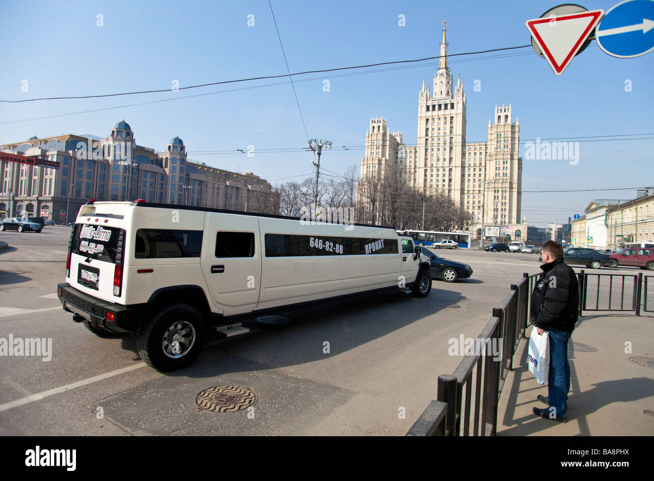 Hummer limo hi-res stock photography and images - Alamy