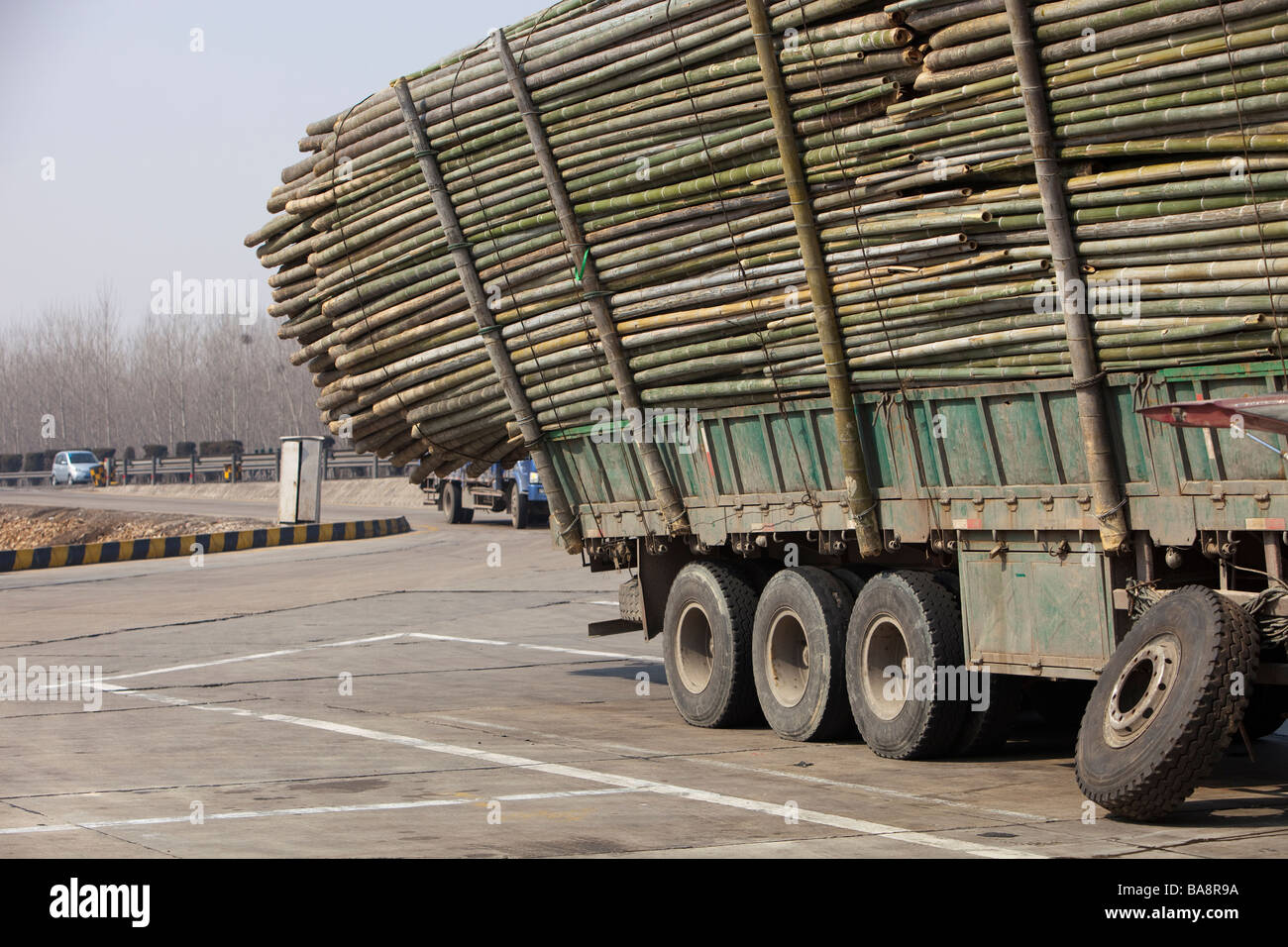 Overloaded lorry hi-res stock photography and images - Alamy