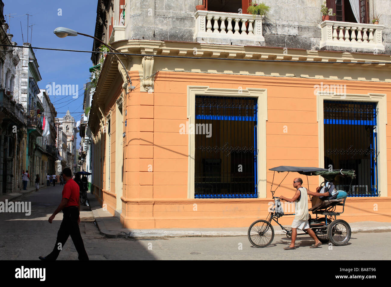 Cuba : street in Havana Stock Photo - Alamy