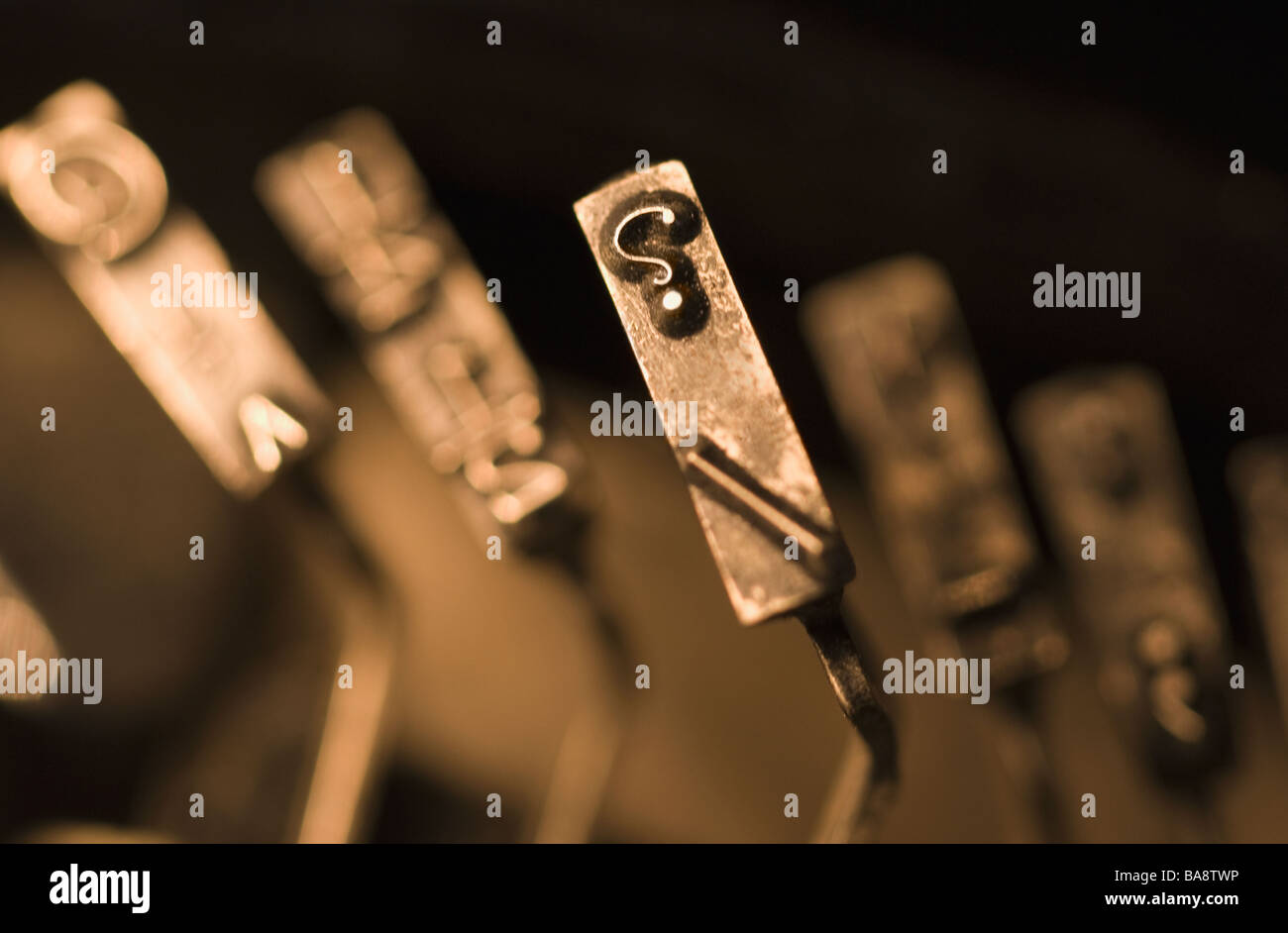 Question mark key vintage typewriter hi-res stock photography and ...