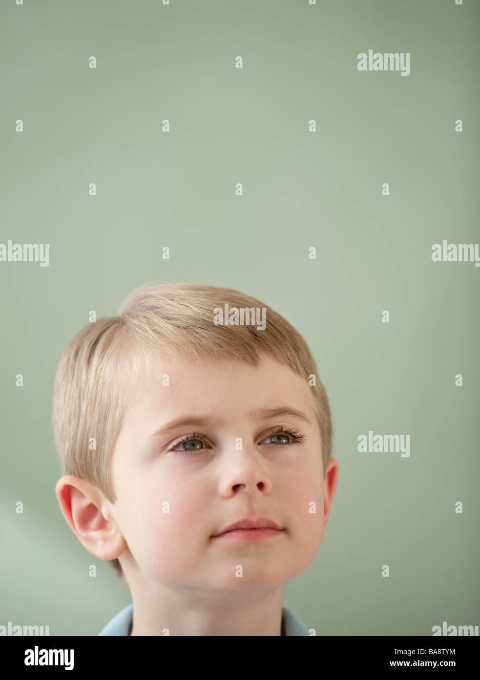 Portrait of boy looking up Stock Photo - Alamy