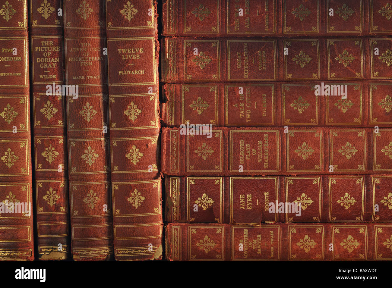 Antique books hi-res stock photography and images - Alamy