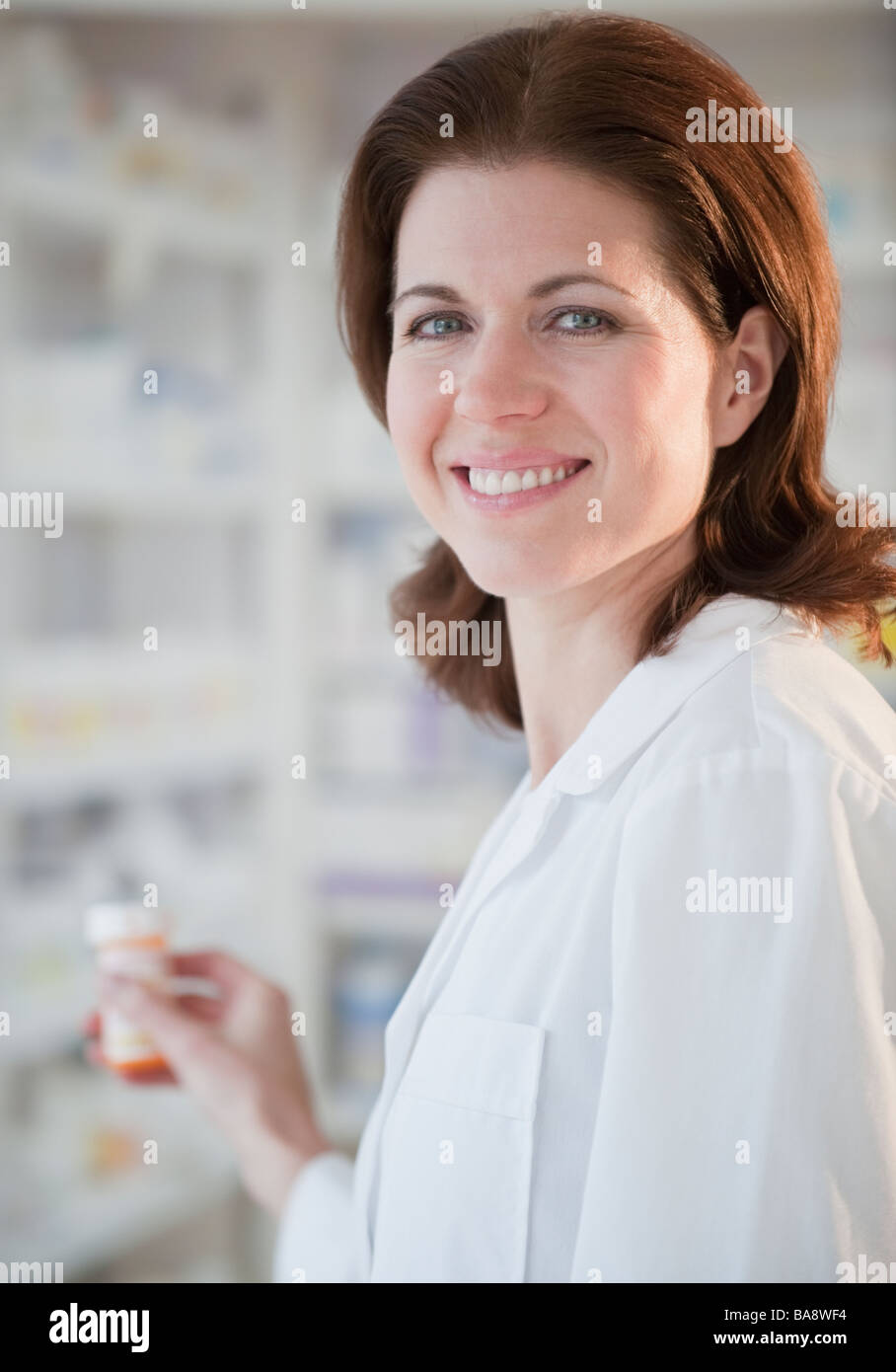 Pharmacist filling prescription Stock Photo - Alamy
