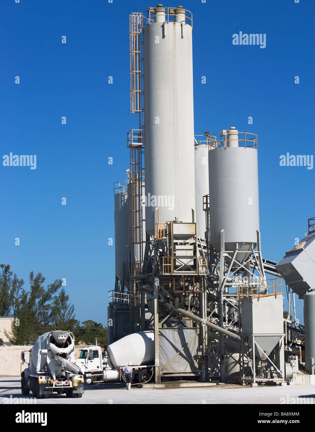 Cement factory outdoors hi-res stock photography and images - Alamy