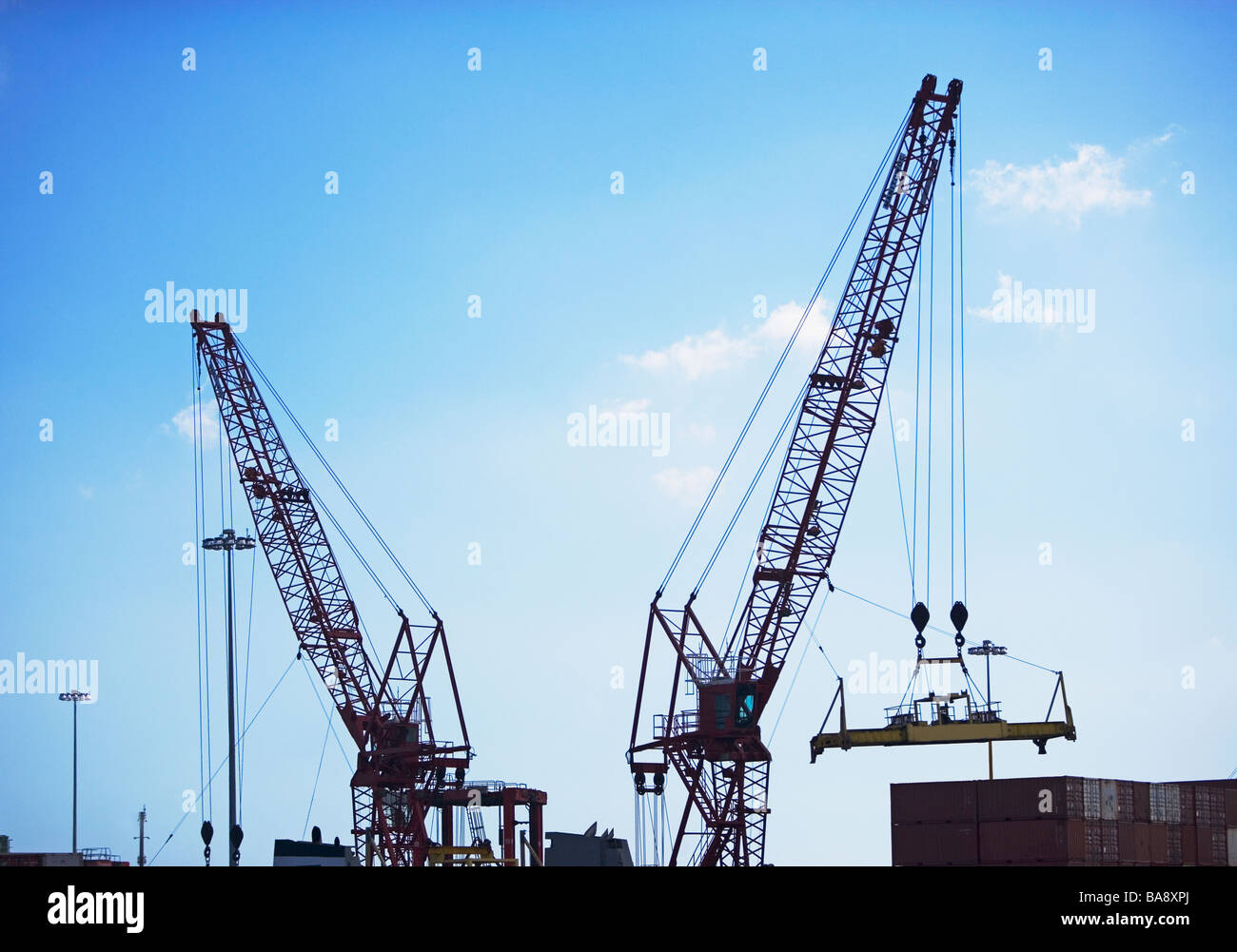 Cranes unloading shipping containers hi-res stock photography and ...