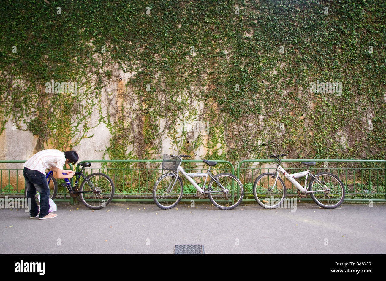 A biker chaining his bike to a hand rail in Singapore Stock Photo - Alamy