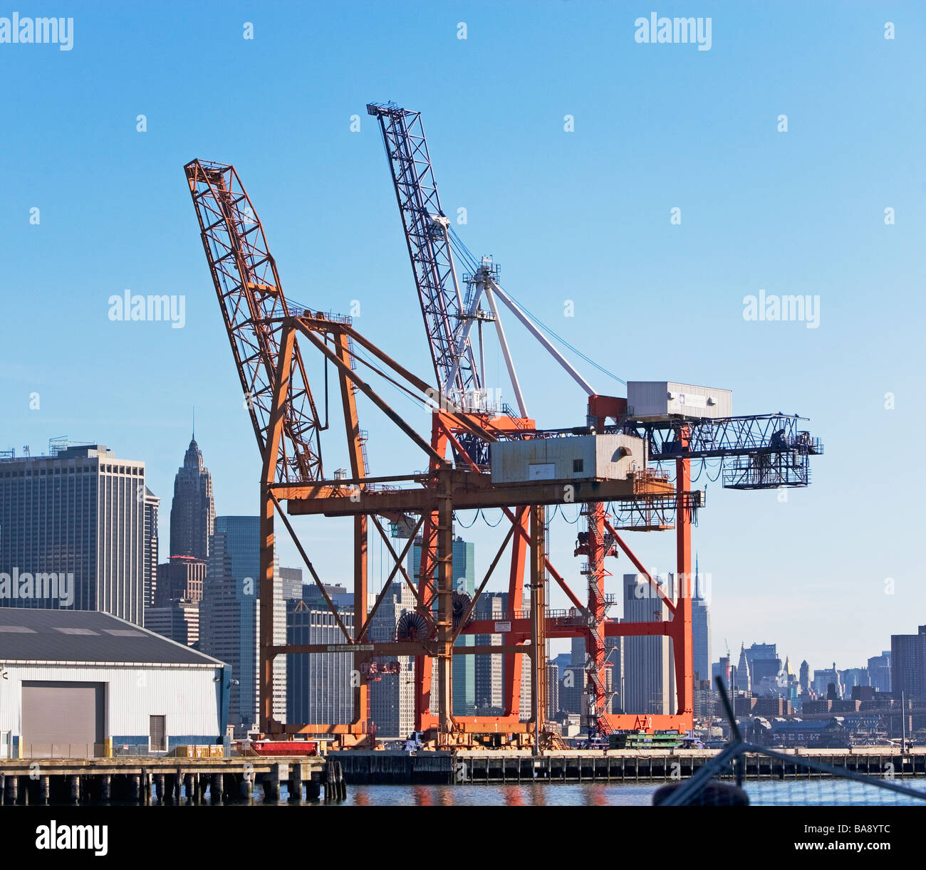 Dock cranes hi-res stock photography and images - Alamy