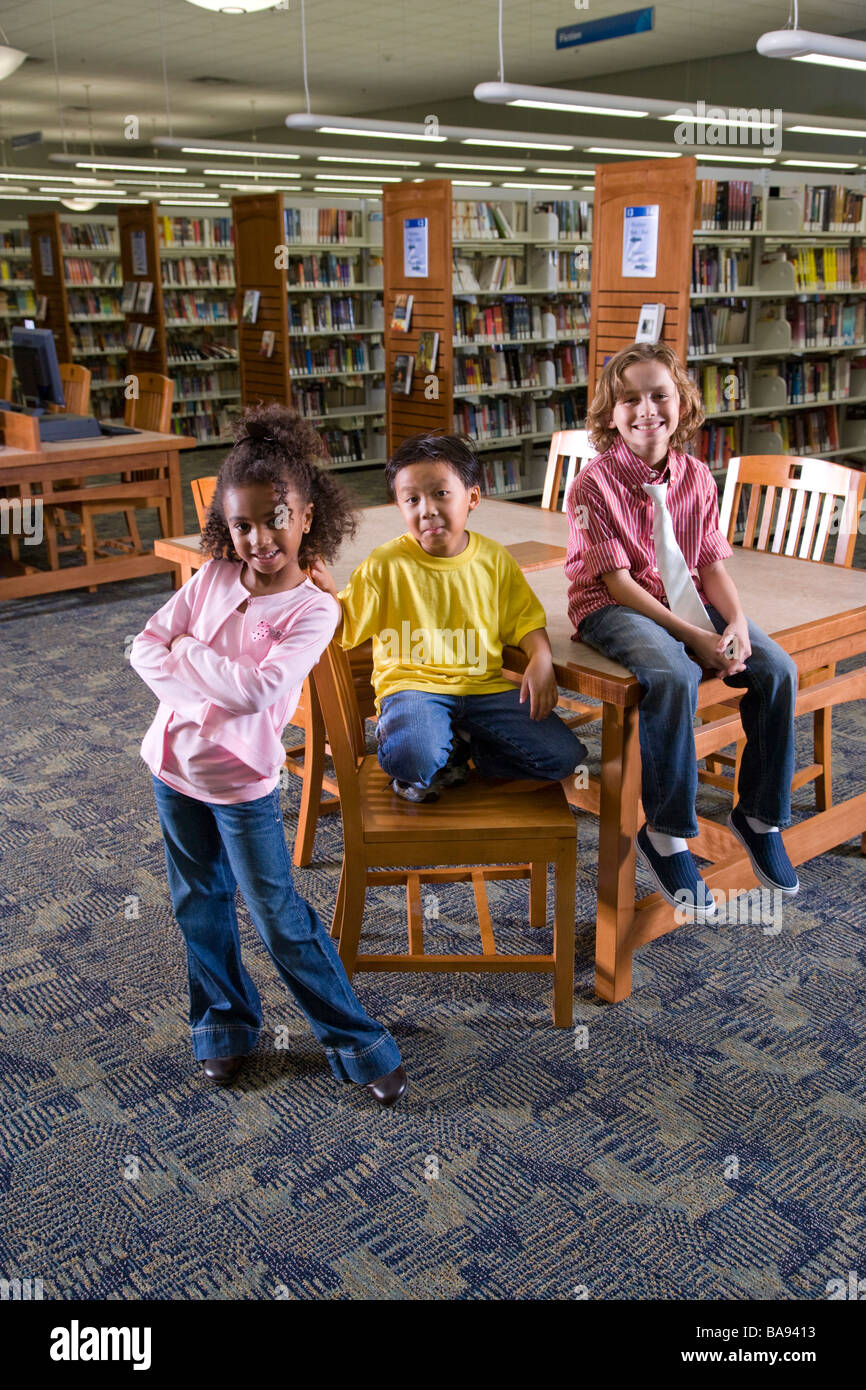 Portrait three elementary school children hi-res stock photography and ...