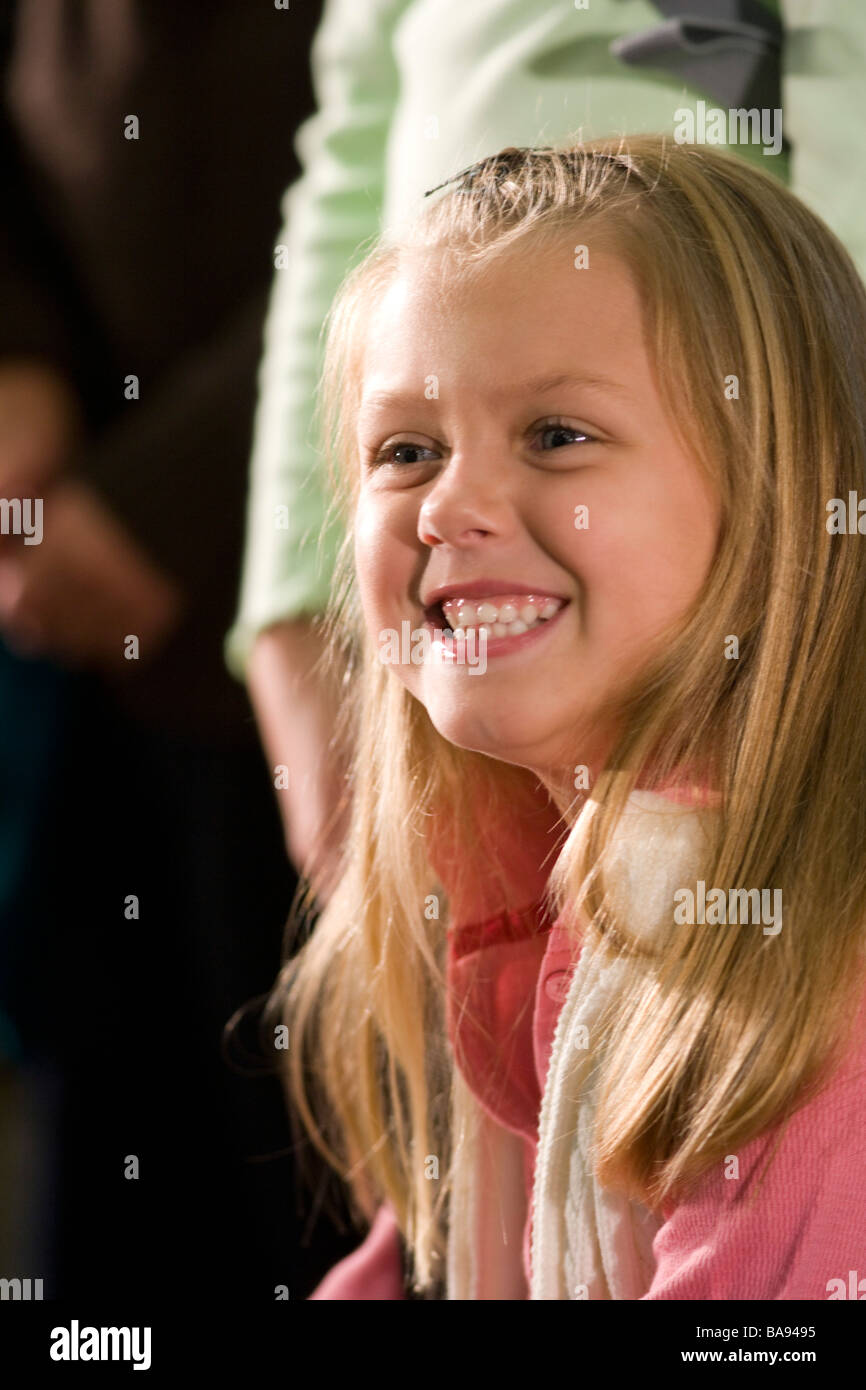 Elementary school girl smiling in library Stock Photo - Alamy