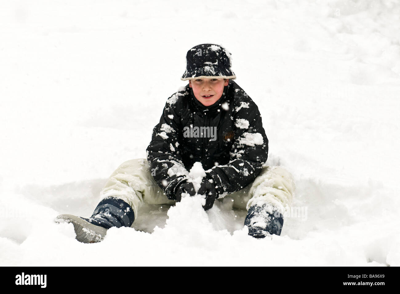child in the snow Stock Photo - Alamy