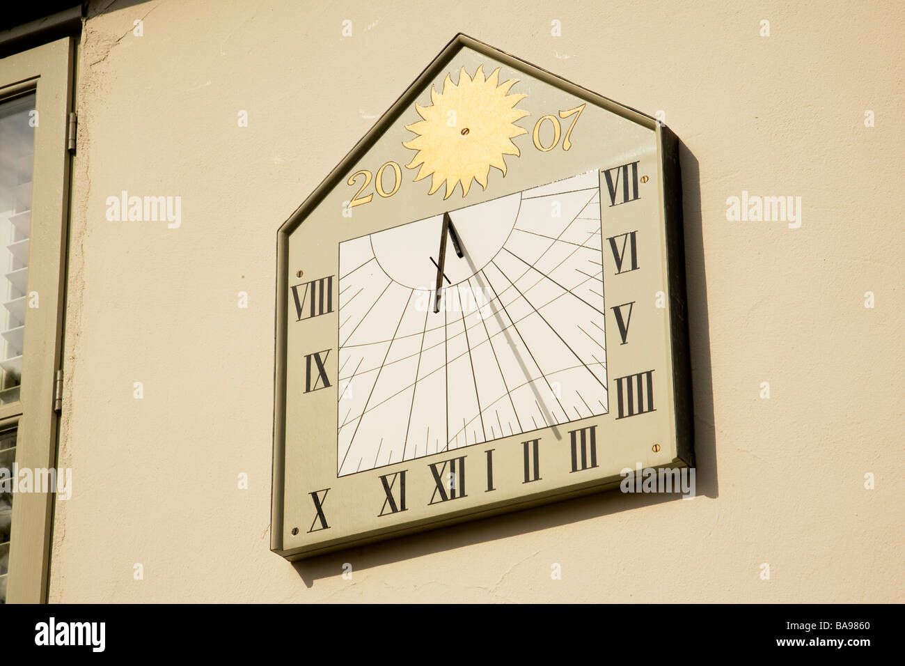 Sundial roman numerals hi-res stock photography and images - Alamy