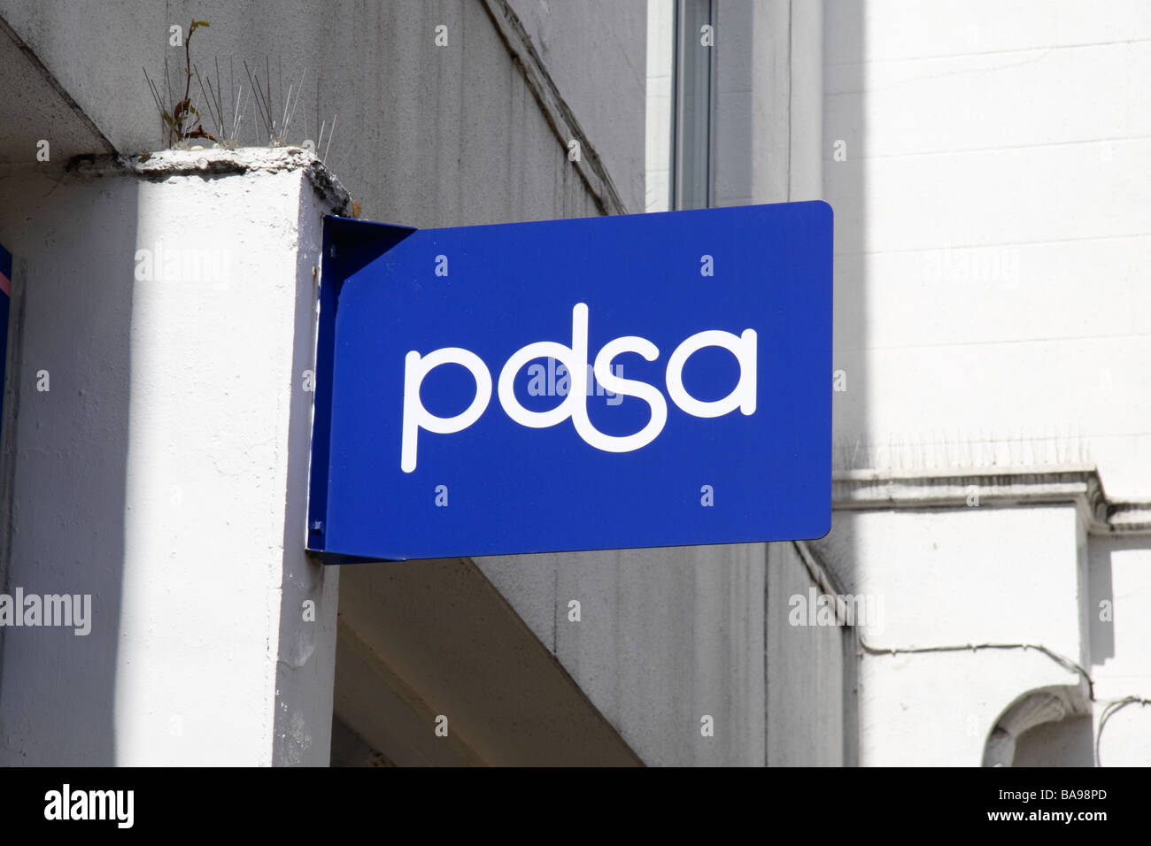 Charity shop hi-res stock photography and images - Alamy