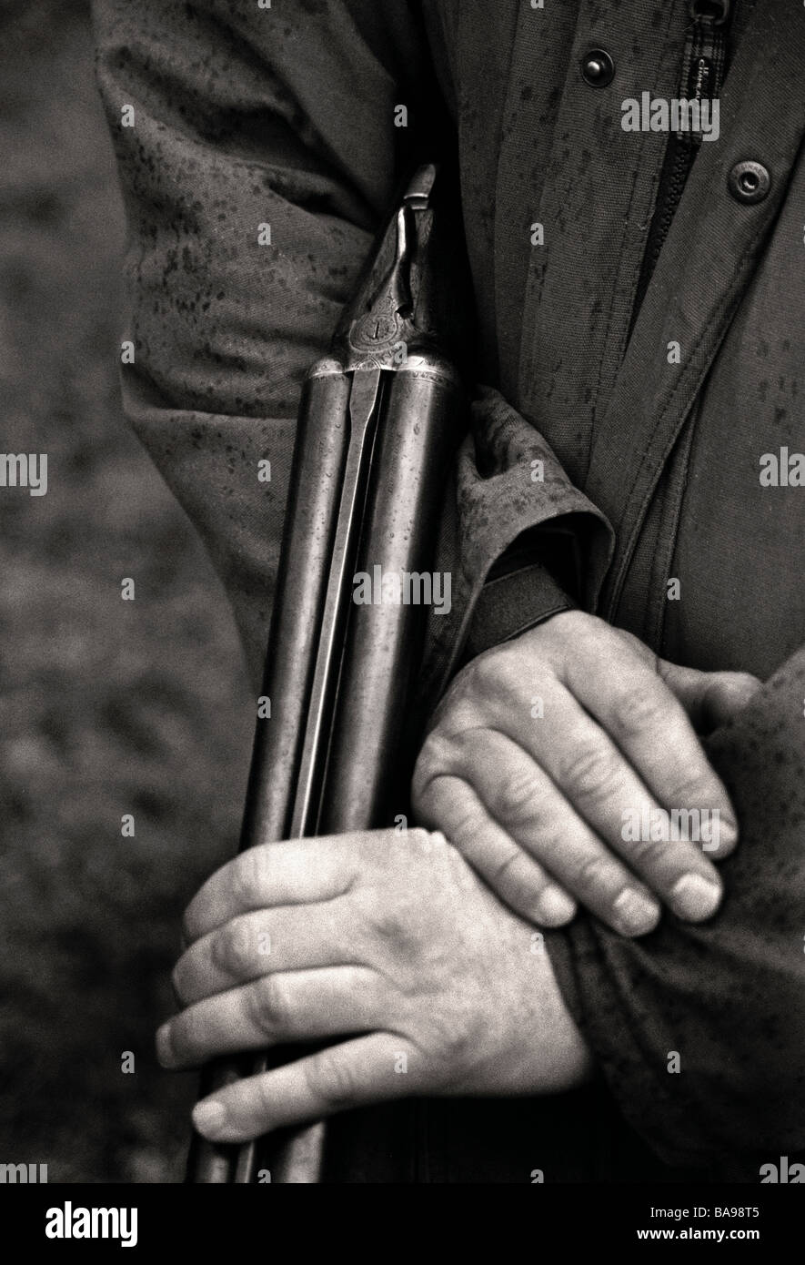 Hunter with gun hi-res stock photography and images - Alamy