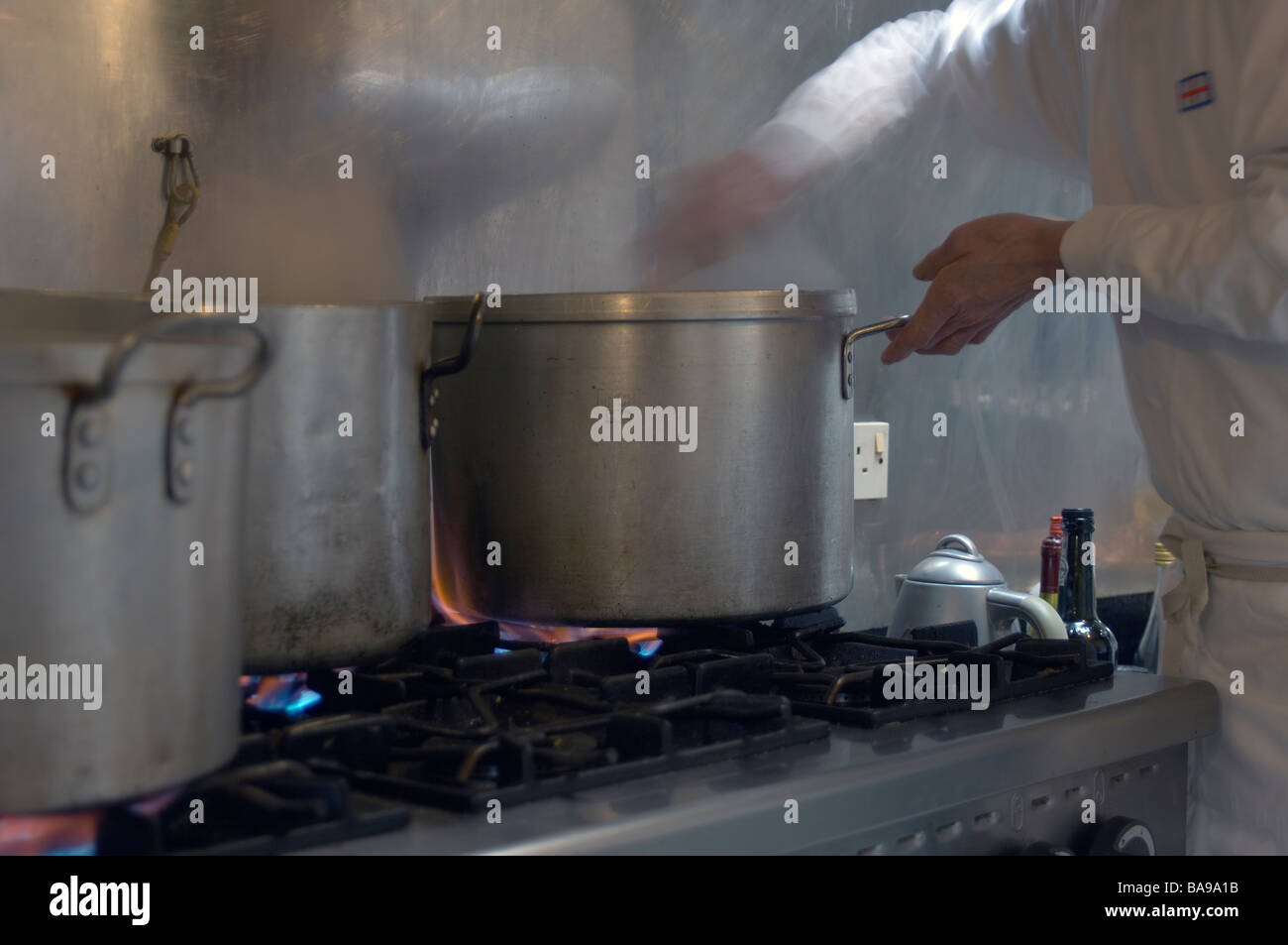 Chefs cooking steam pot hi-res stock photography and images - Alamy