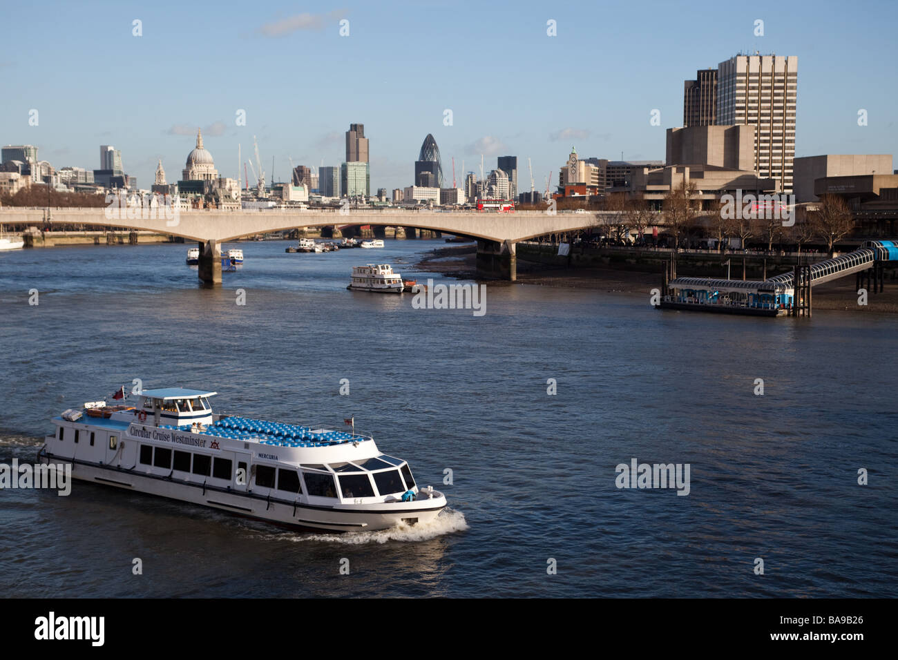 London bridge ferry hi-res stock photography and images - Alamy
