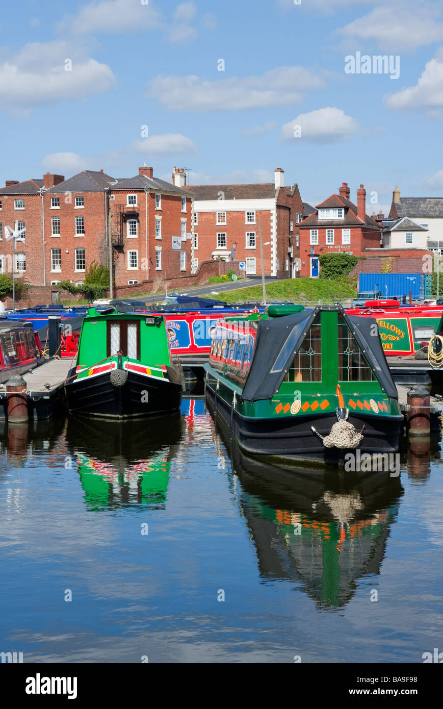 Mooring narrow boats hi-res stock photography and images - Alamy