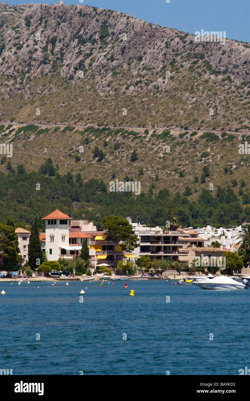 Mountain backdrop to Port Pollensa tourist hotel Stock Photo - Alamy